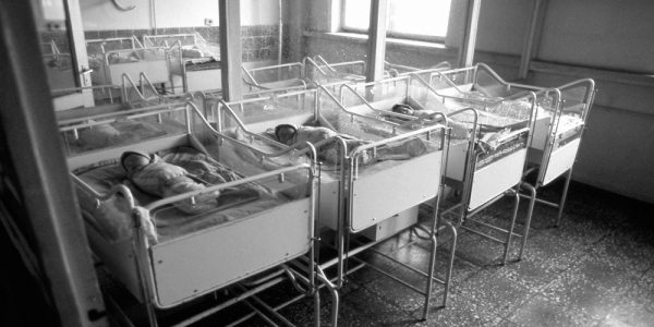 René Spitz: gli effetti devastante della deprivazione materna